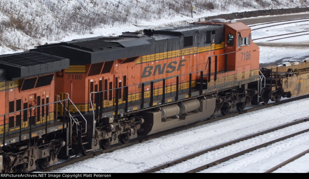 BNSF 7186